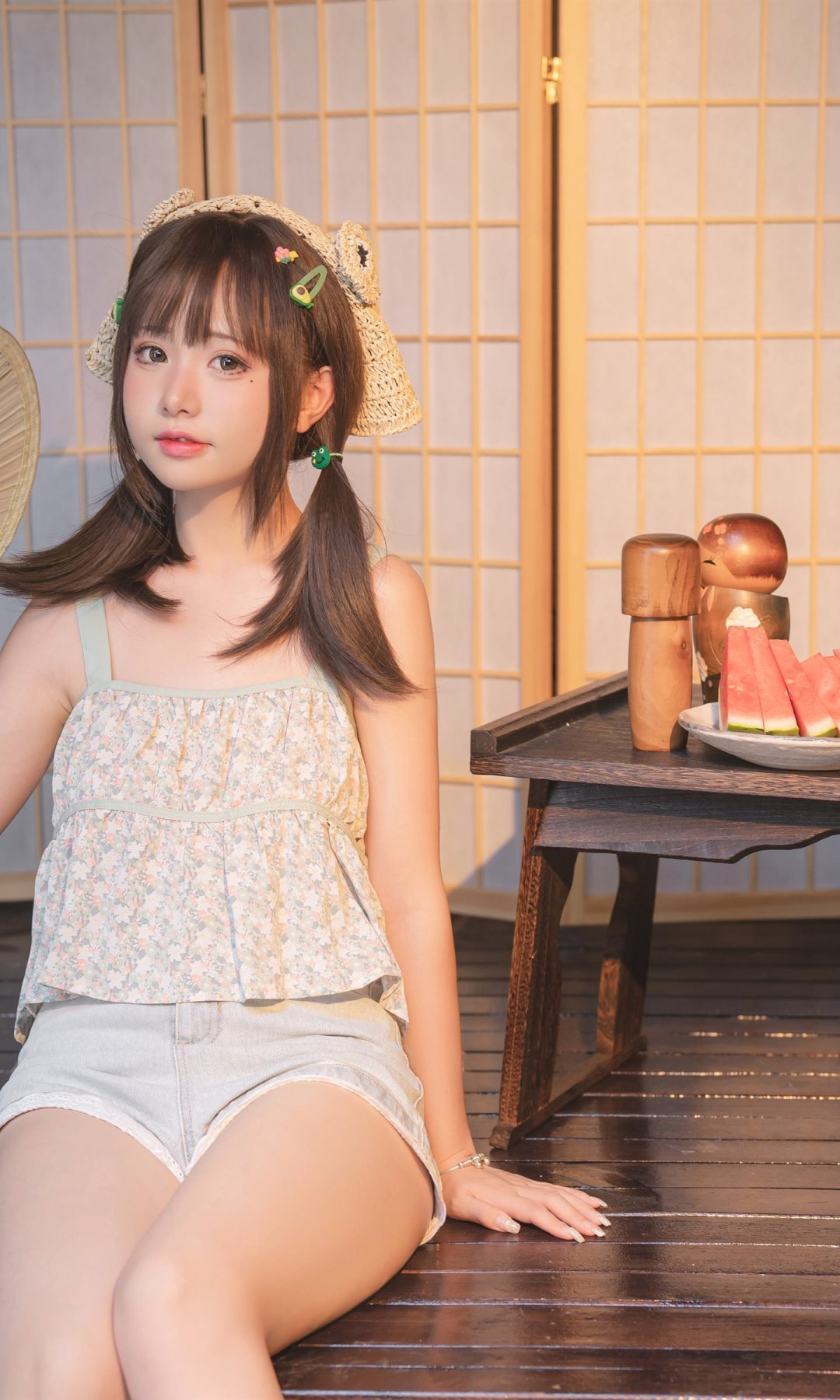 Download Wallpaper Look Shorts Fan Asian Cutie Asian Sitting