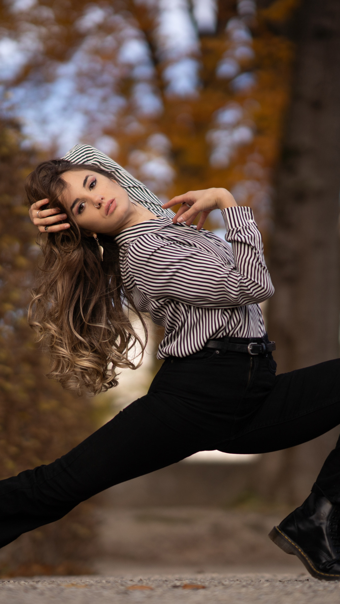 Download wallpaper girl, pose, dance, the bushes, pants, Martin Ecker, Paoletta, section girls ...