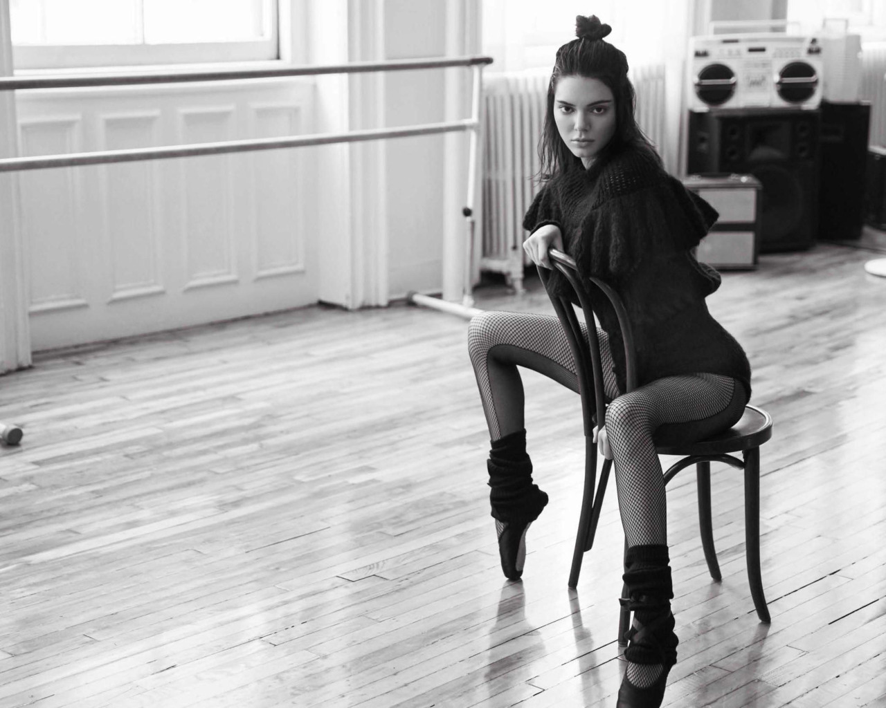 Download wallpaper pose, black and white, sitting, Kendall Jenner ...