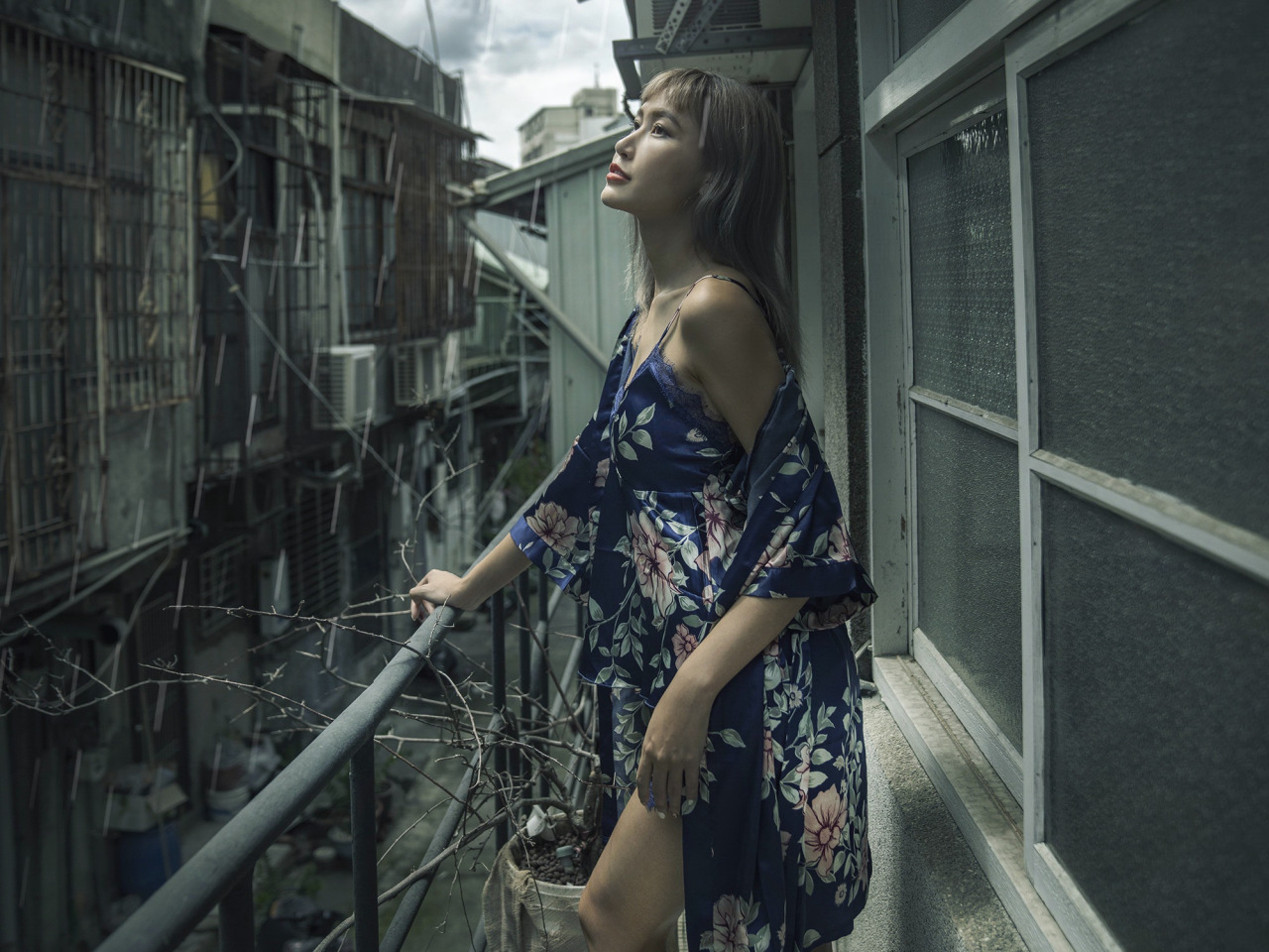 Download wallpaper girl, background, Liu Alex, section girls in resolution 1280x960