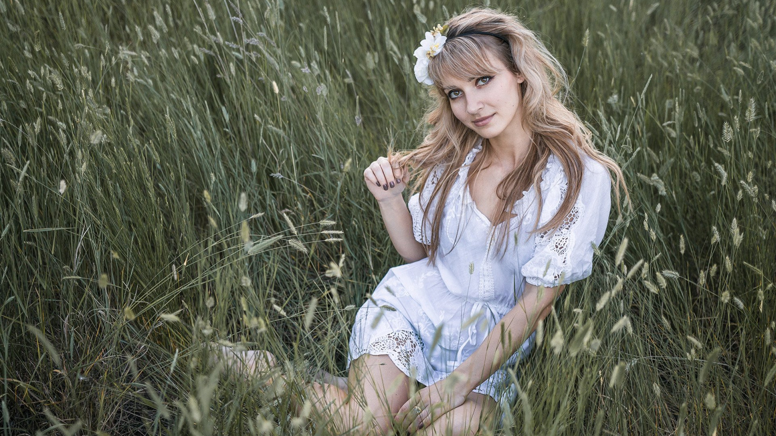 Download Wallpaper Grass Look Girl Nature Pose Dress Blonde Igor