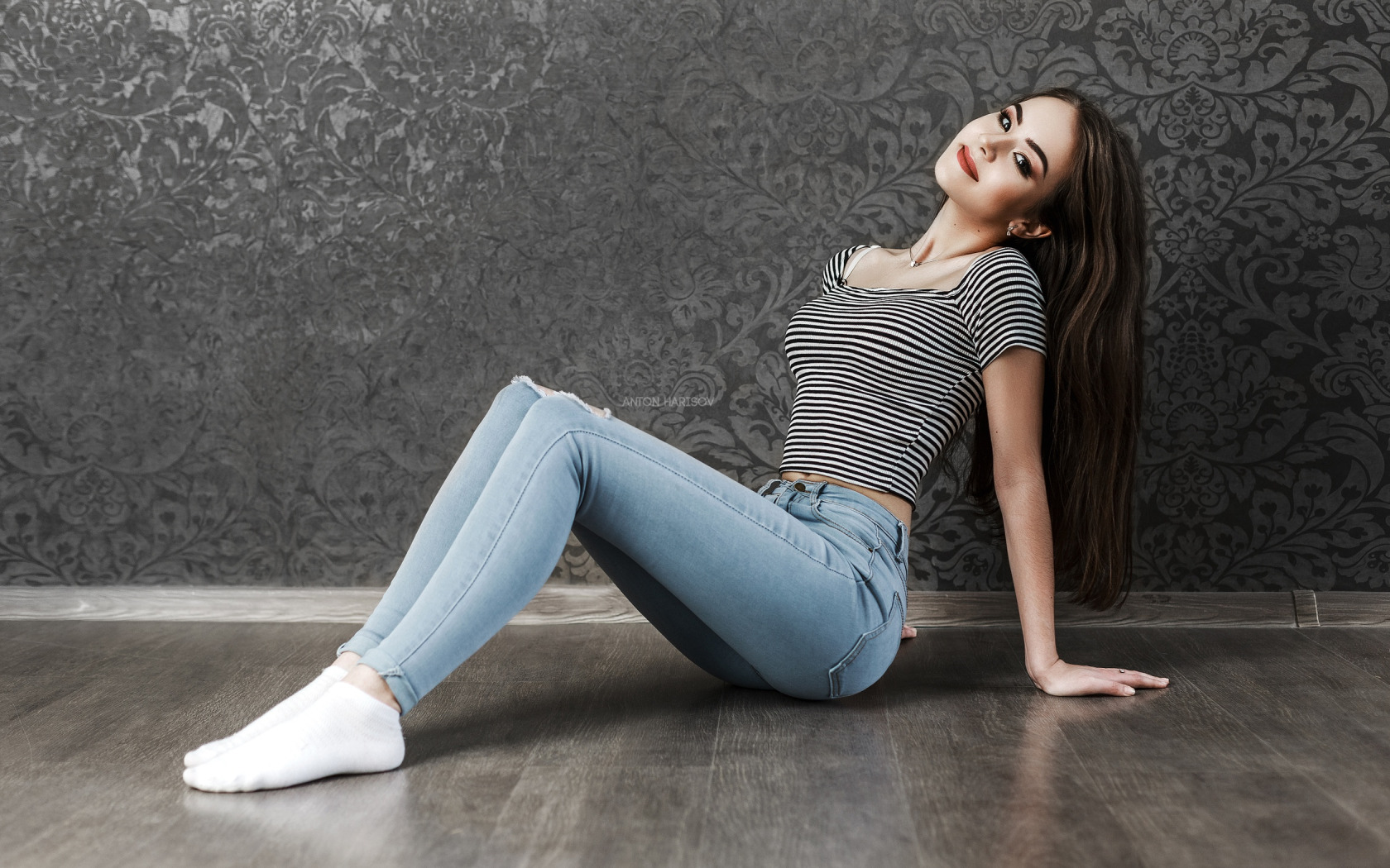 Download Wallpaper Look Sexy Pose Smile Wall Model Portrait