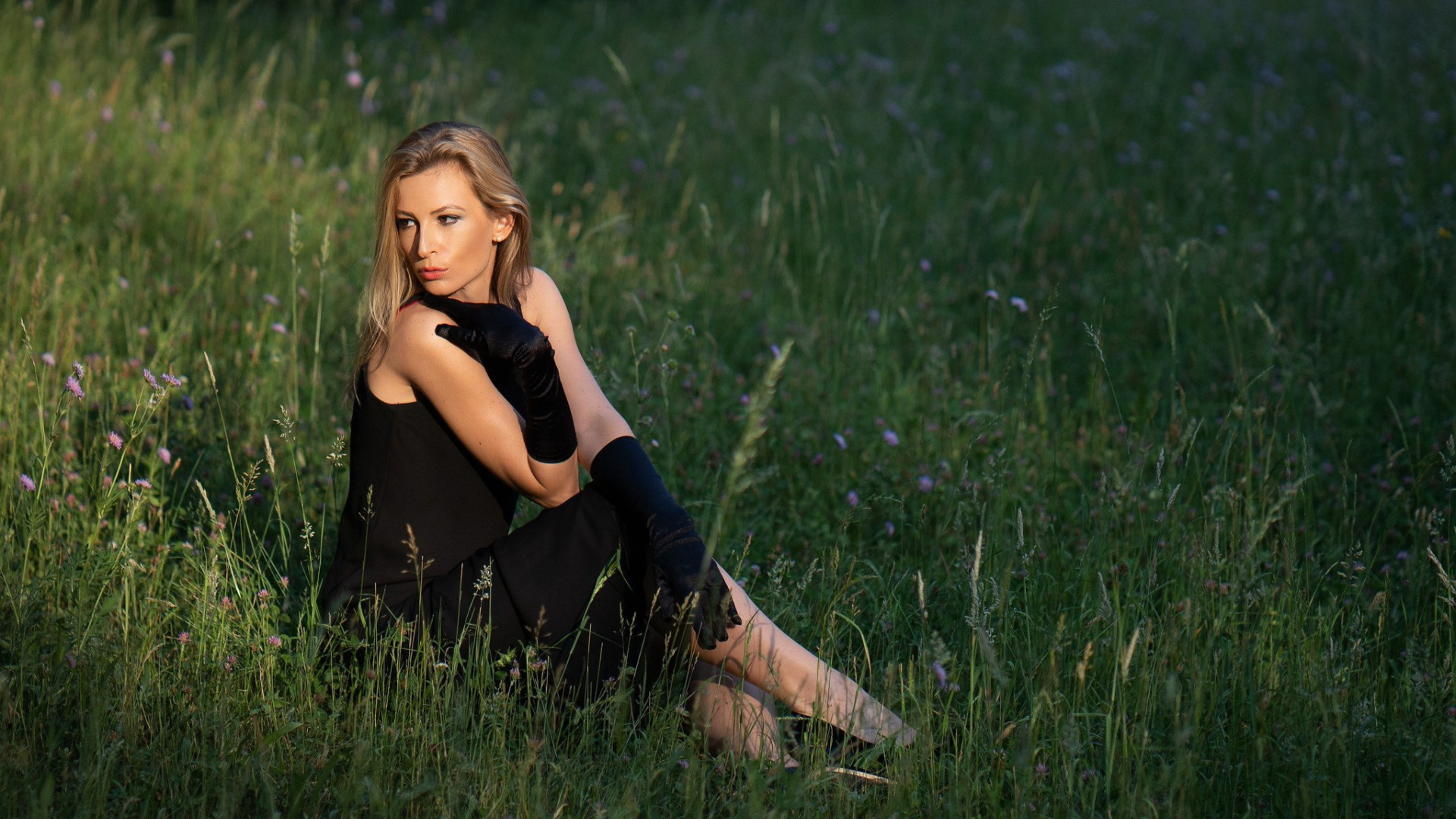 Download Wallpaper Grass Look Girl Pose Dress Beautiful Martin