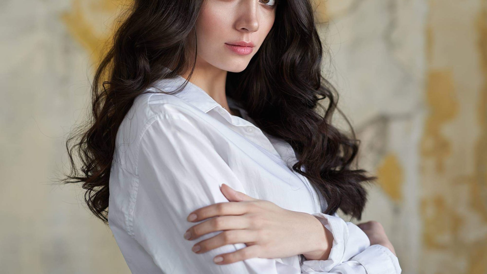 Download Wallpaper Pose Hair Girl Brunette Shirt Andrew Levitan