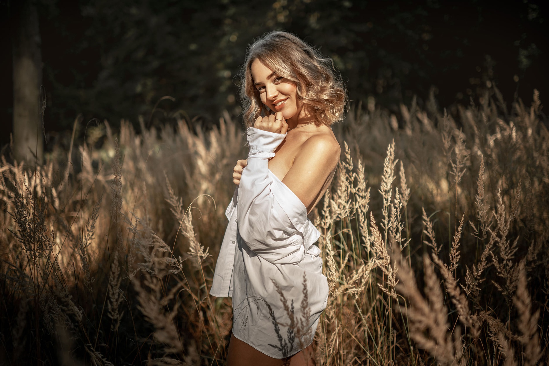 Download Wallpaper Grass Look Girl Pose Smile Shoulder Jiří