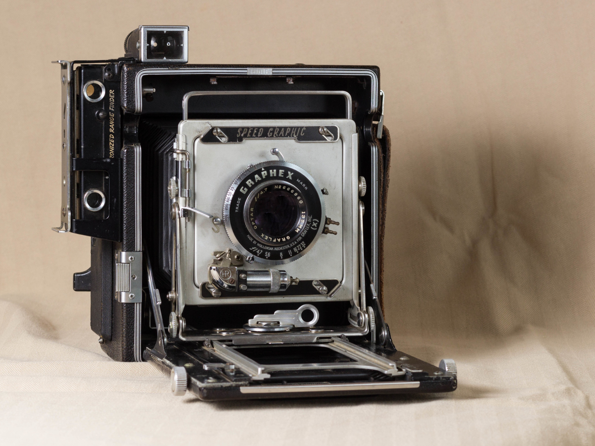 Download wallpaper background, camera, Speed Graphic, section hi-tech in resolution 2048x1536