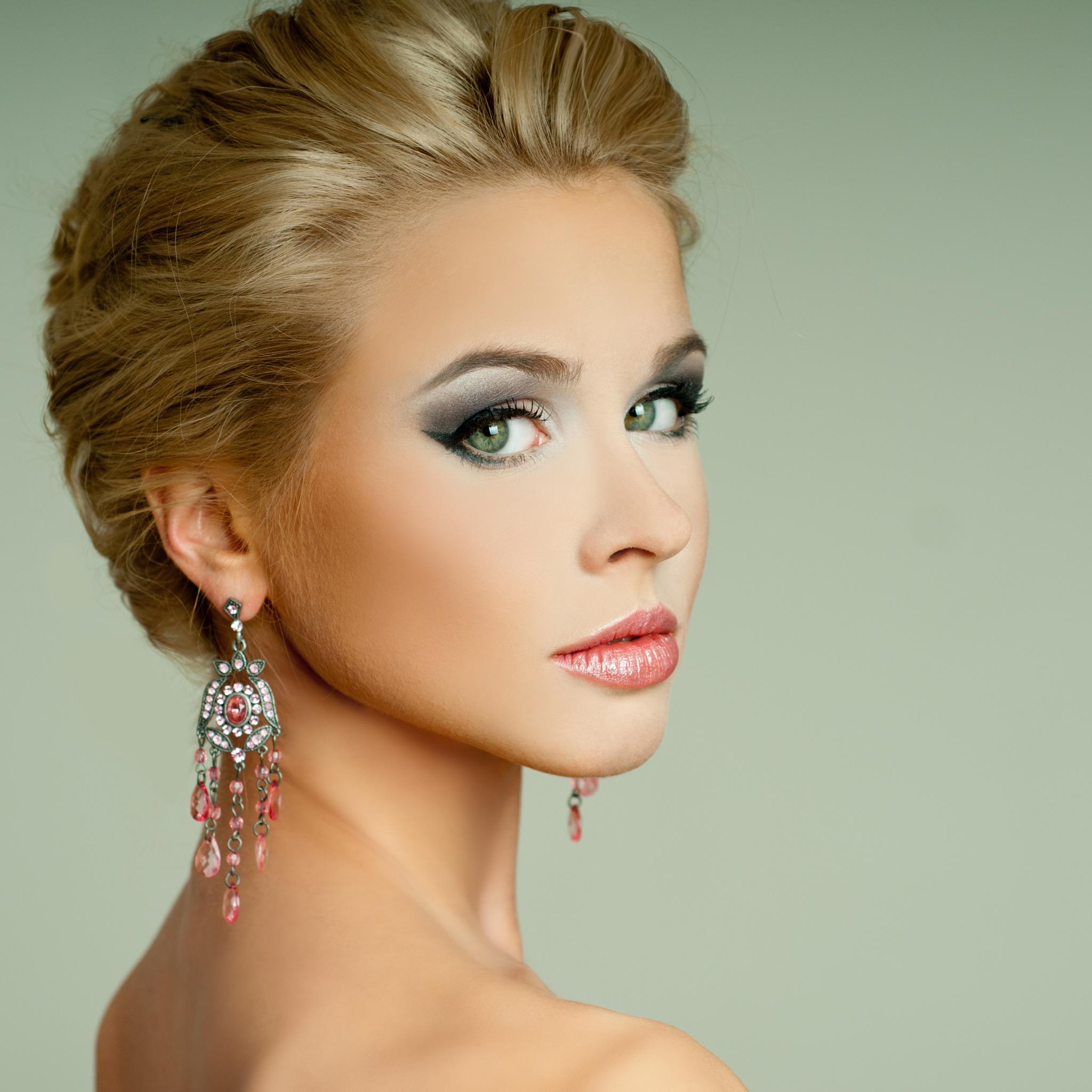 Download wallpaper look, girl, arrows, model, makeup, hairstyle, blonde ...