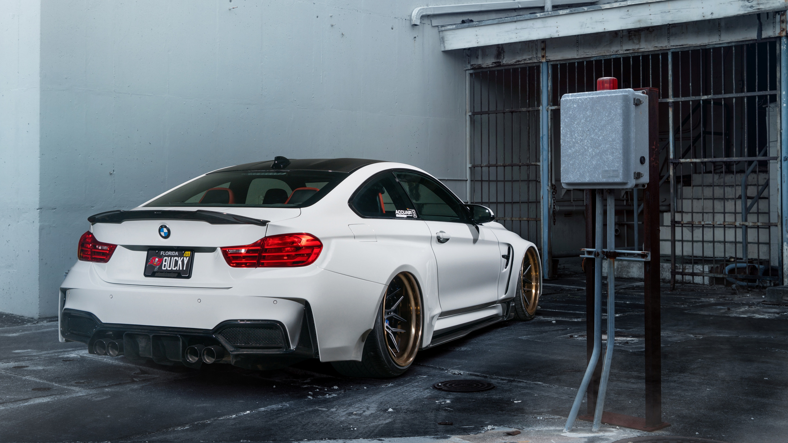 Download wallpaper BMW, BMW M4, garage, section bmw in resolution 2560x1440