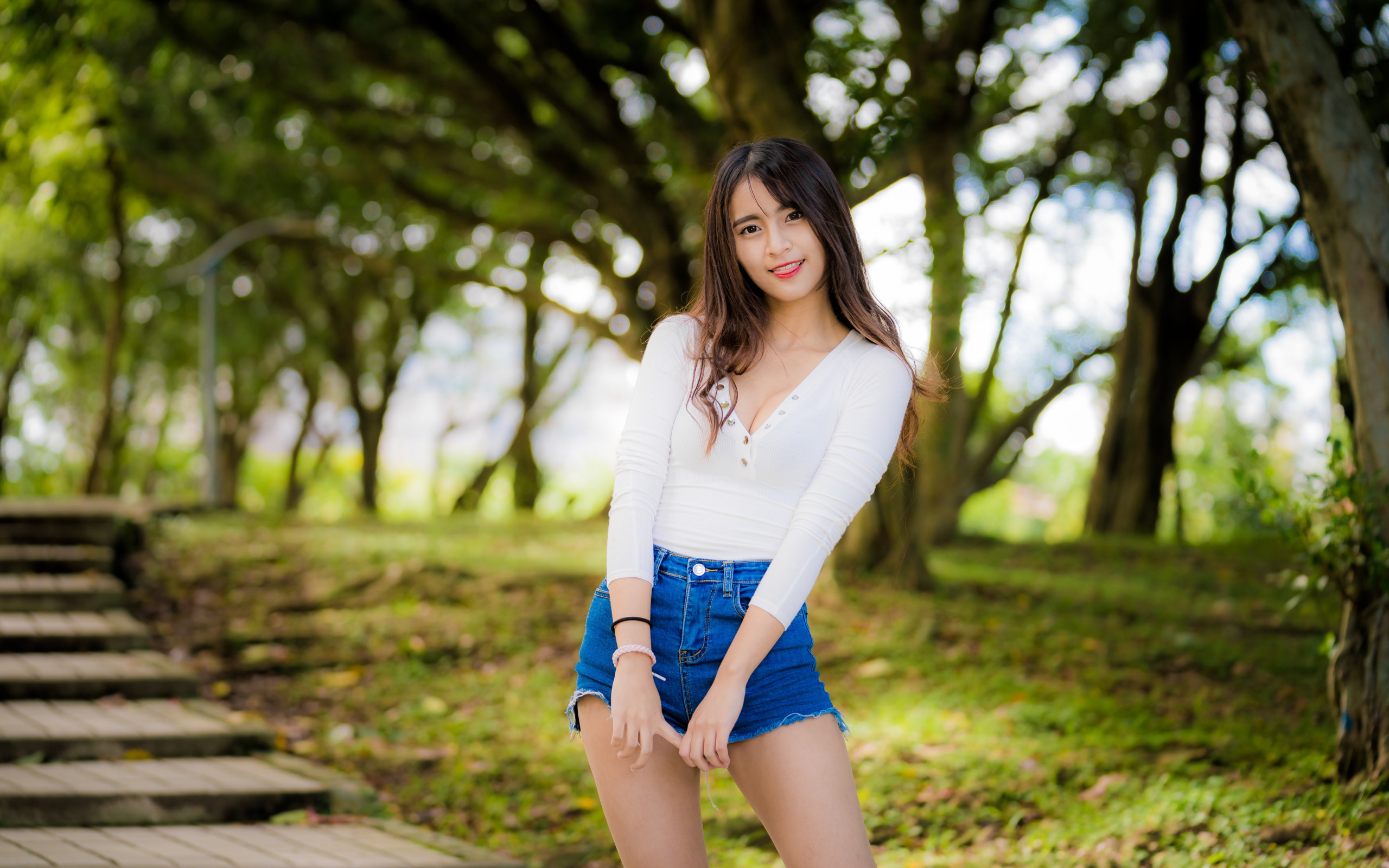 Download wallpaper girl, smile, Park, Asian, bokeh, section girls in resolution 2560x1600