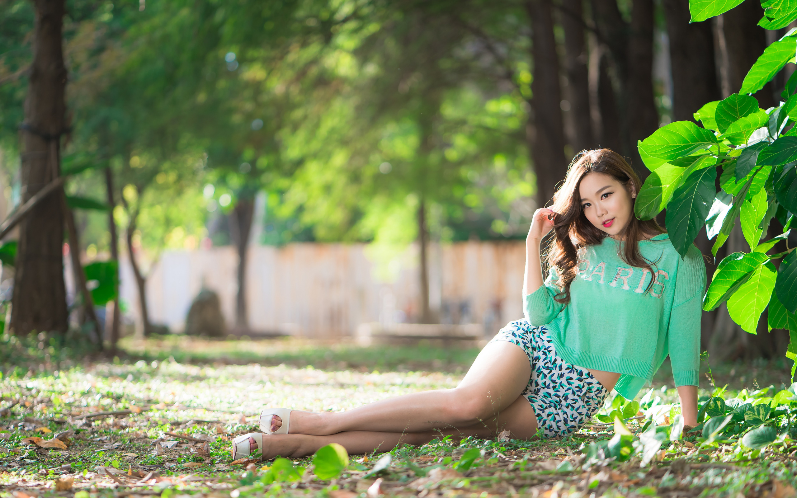Download wallpaper girl, Park, Asian, cutie, bokeh, section girls in resolution 2560x1600