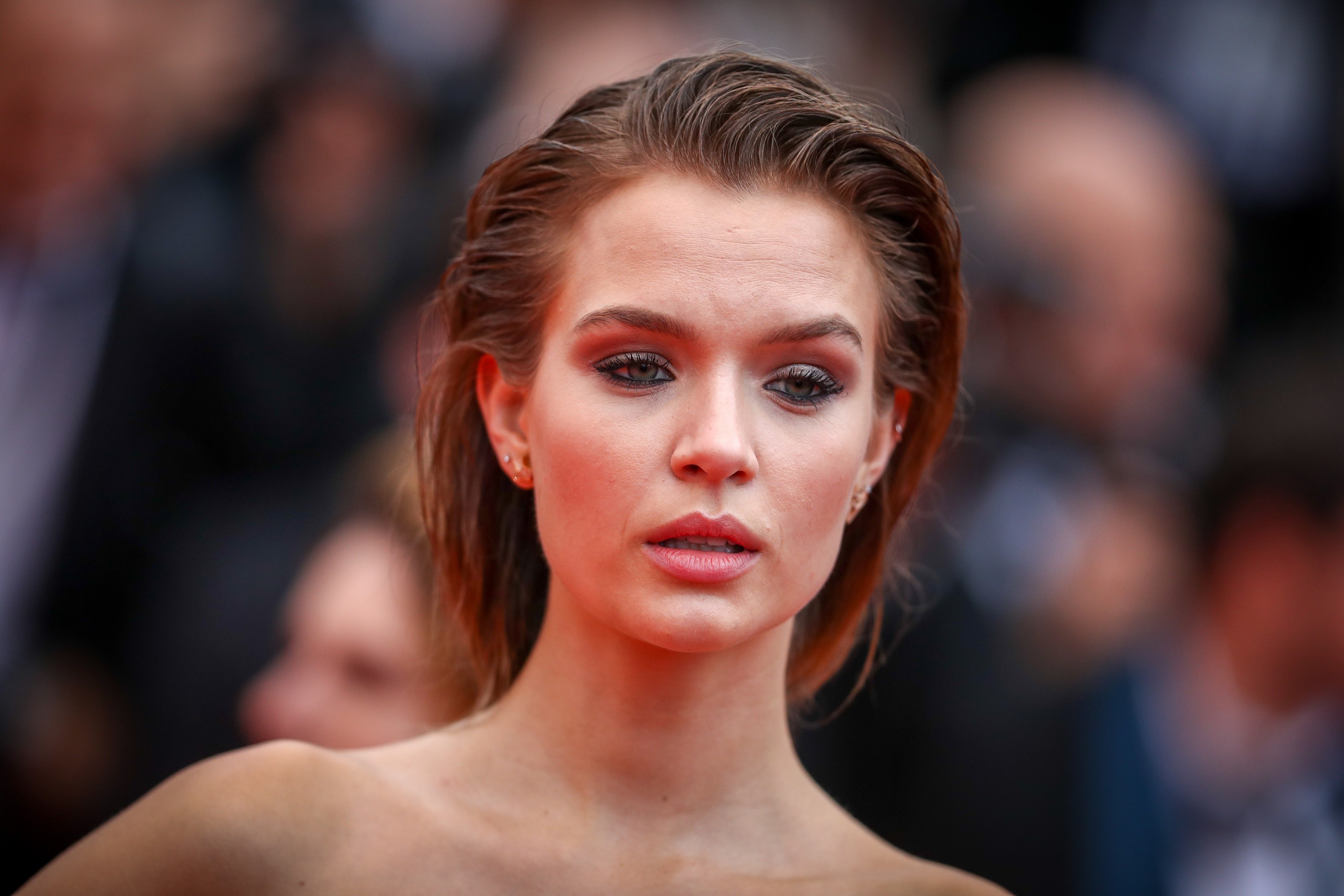 Download wallpaper look, pose, model, makeup, photoshoot, model, hair, look, section girls in ...