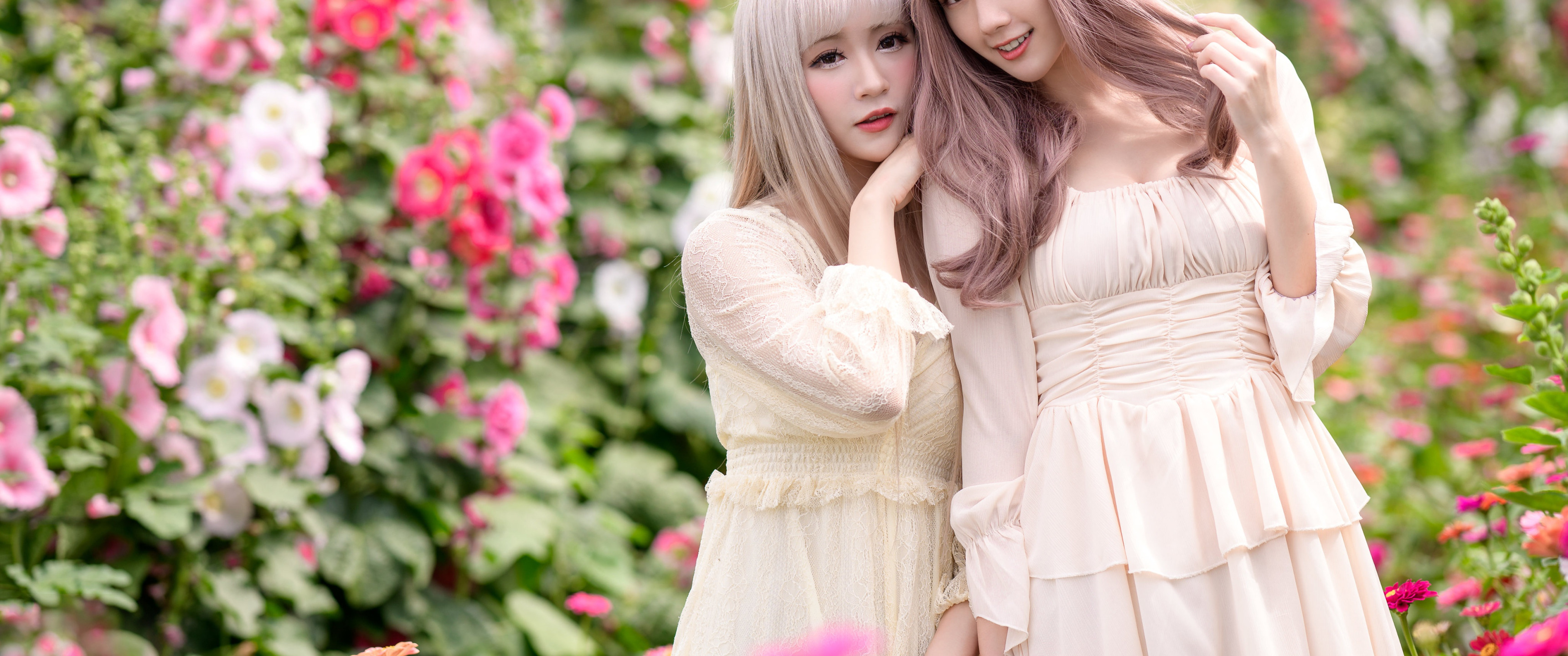 Download wallpaper look, flowers, pose, smile, girls, together, hands, makeup, section girls in ...