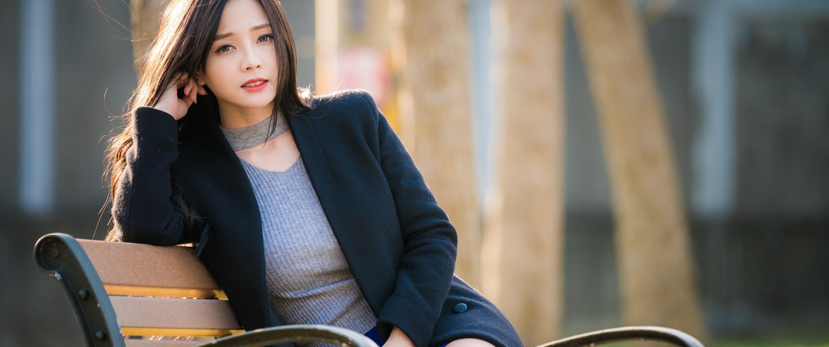Download wallpaper look, pose, Asian, coat, bench, bokeh, section girls in resolution 3440x1440