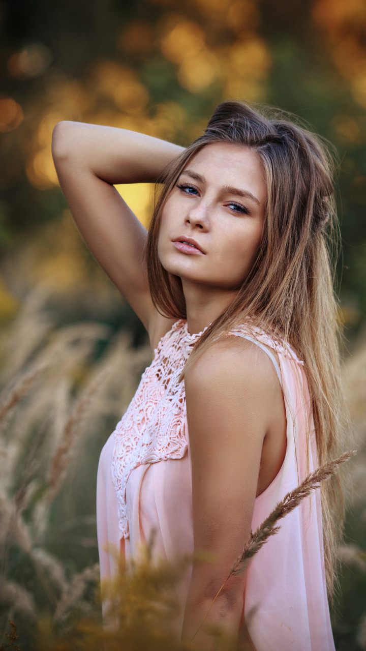 Download Wallpaper Field Grass Look Girl Nature Face Sweetheart