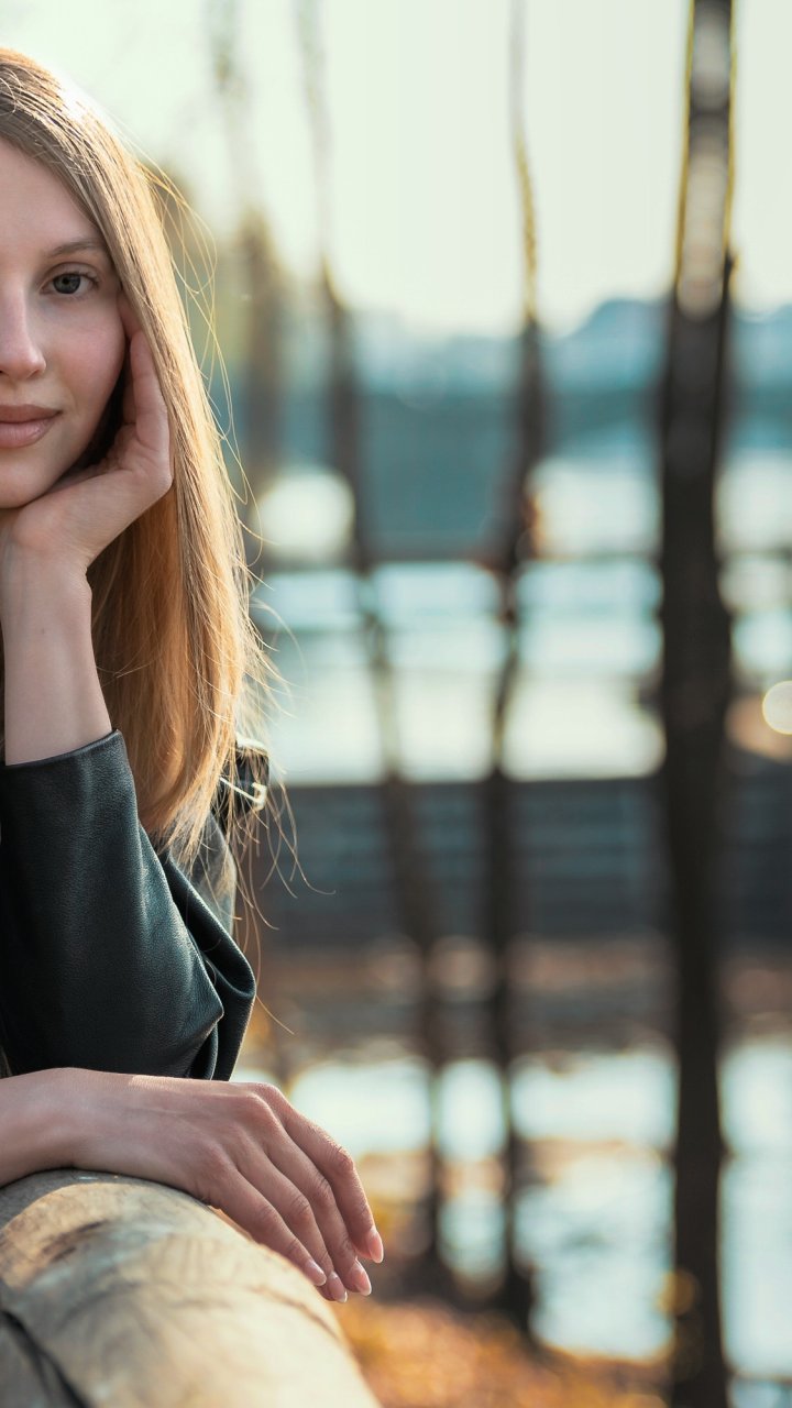 Download Wallpaper Look Girl Model Hair Liliya Section Girls In Resolution 720x1280