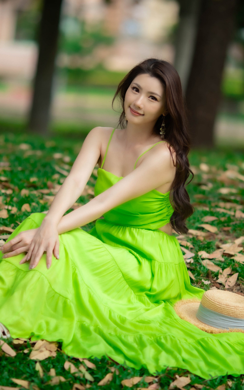 Download Wallpaper Look Leaves Trees Pose Model Portrait Hat