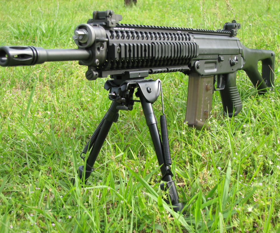 Download wallpaper green, gun, assault rifle, section weapon in ...