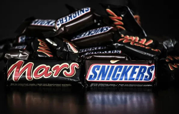 Wallpaper reflection, Snickers, Mars, black background, chocolate bars ...