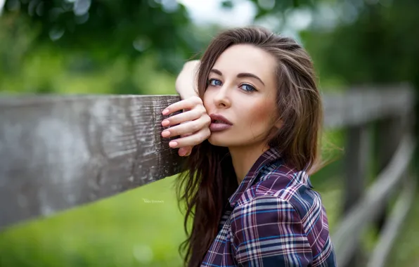 Download Wallpaper Greens Look Pose Background Model The Fence
