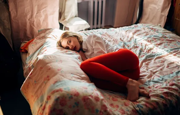 Wallpaper look, girl, pose, blonde, bed, lying in bed, Marat Safin, red ...