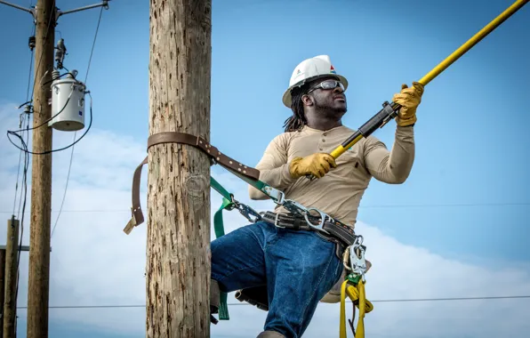Download wallpaper electricity, light pole, worker, section men in ...