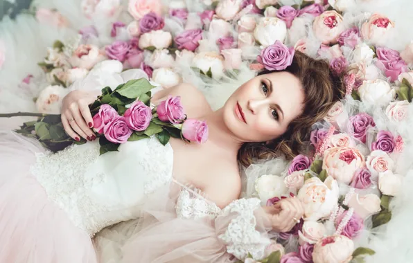 Wallpaper look, girl, flowers, face, pose, woman, portrait, bouquet for ...