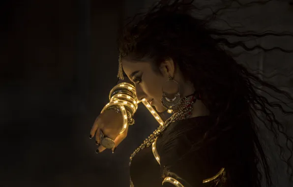 Download wallpaper music, light, singer, look, beautiful girl, Kide ...