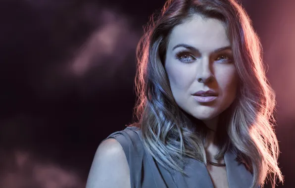 Download wallpaper look, girl, light, face, photo, makeup, blouse, Serinda Swan, section girls ...