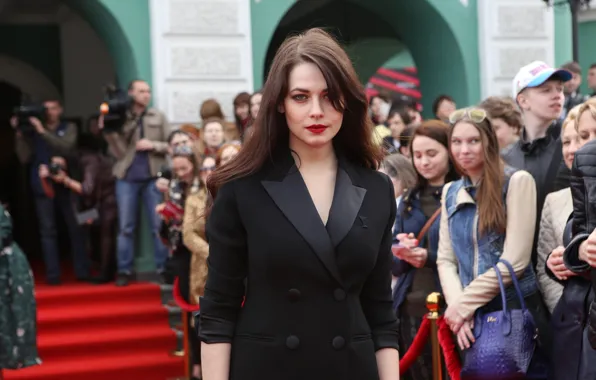 Download wallpaper look, pose, people, street, makeup, actress, hair ...