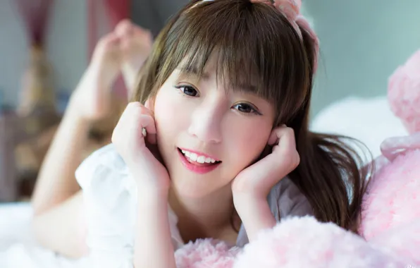 Download wallpaper face, smile, morning, bed, Asian, brown eyes, smile ...