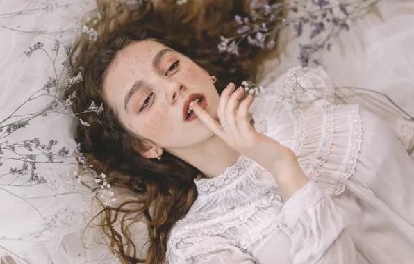 Download wallpaper girl, flowers, face, mood, hair, hand, freckles ...