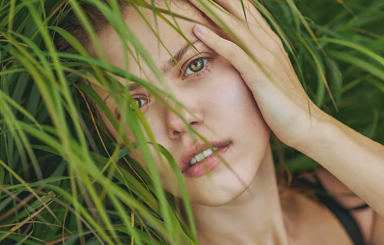 Wallpaper grass, look, girl, face, hand, portrait, Alisa Dzivulskaya ...