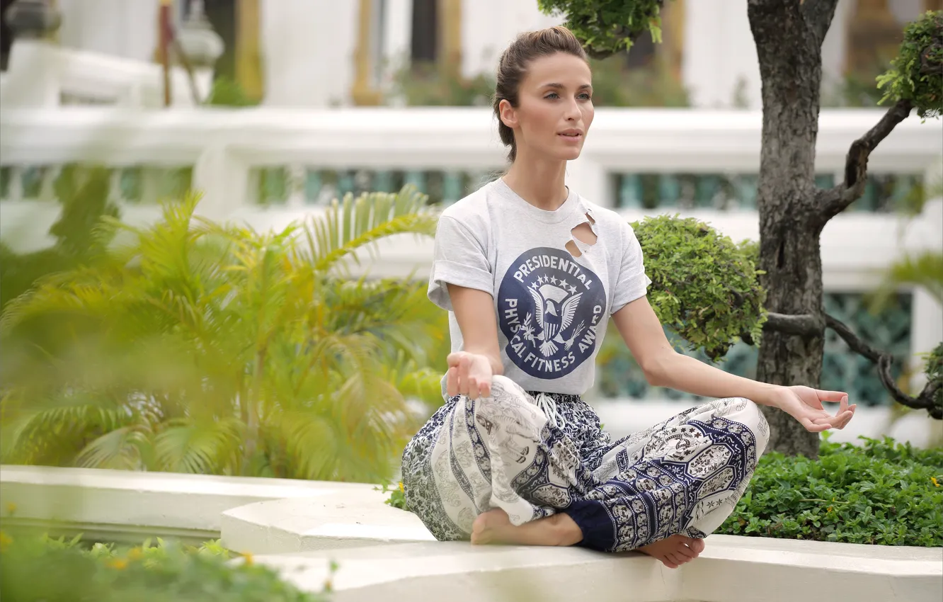 Wallpaper hot girl, model, brunette, sexy woman, t-shirt, posing, hot ...