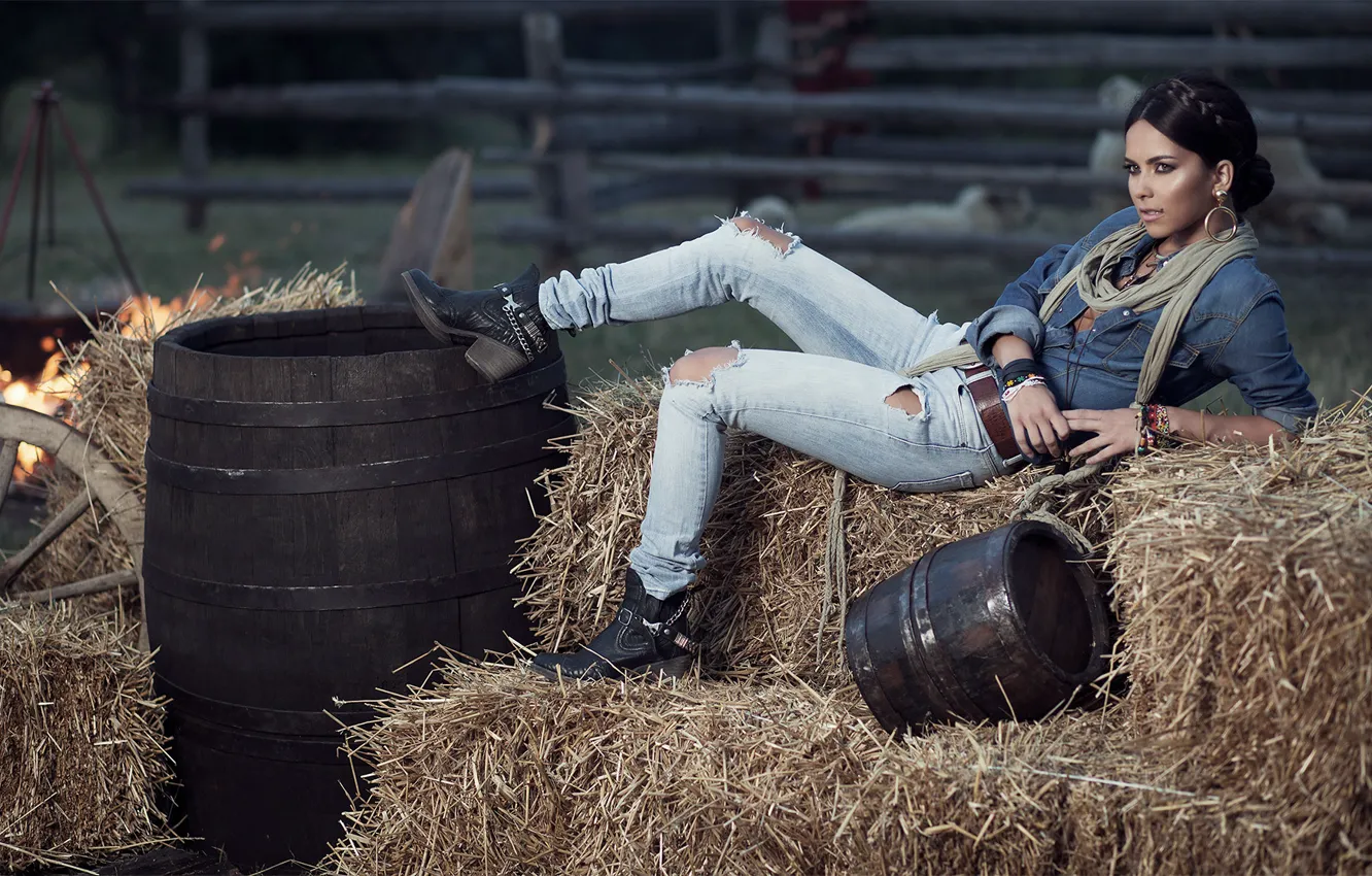 Wallpaper model, the fence, jeans, brunette, hay, singer, barrel, Inna ...