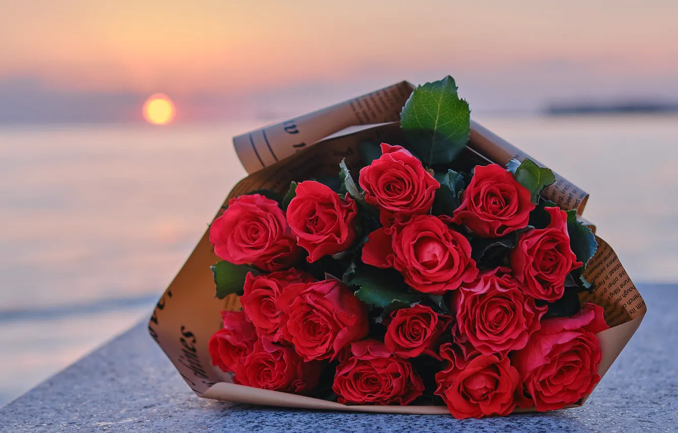 Wallpaper sea, sunset, flowers, red, shore, roses, bouquet, newspaper ...