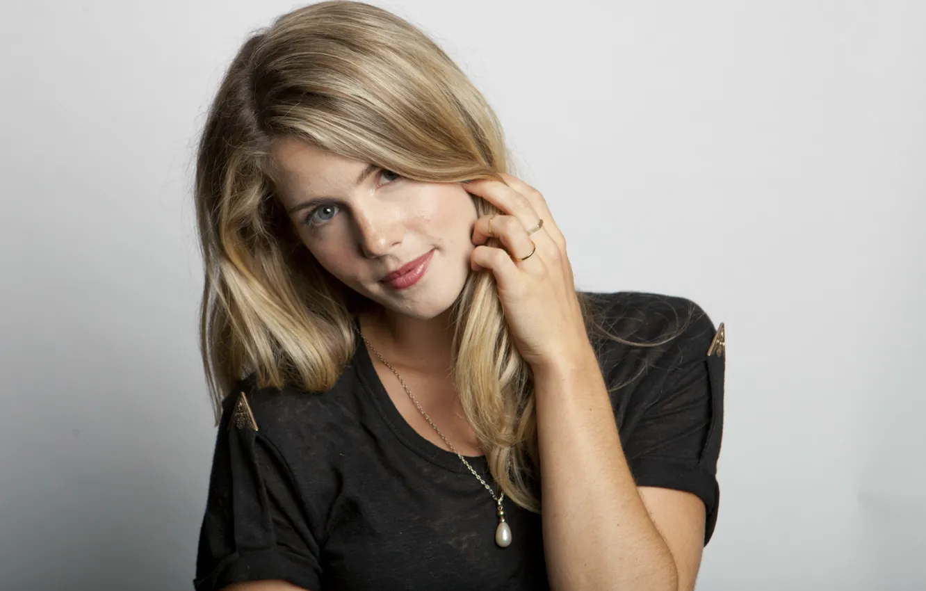 Wallpaper look, smile, ring, pendant, Emily Bett Rickards, Emily Bette ...