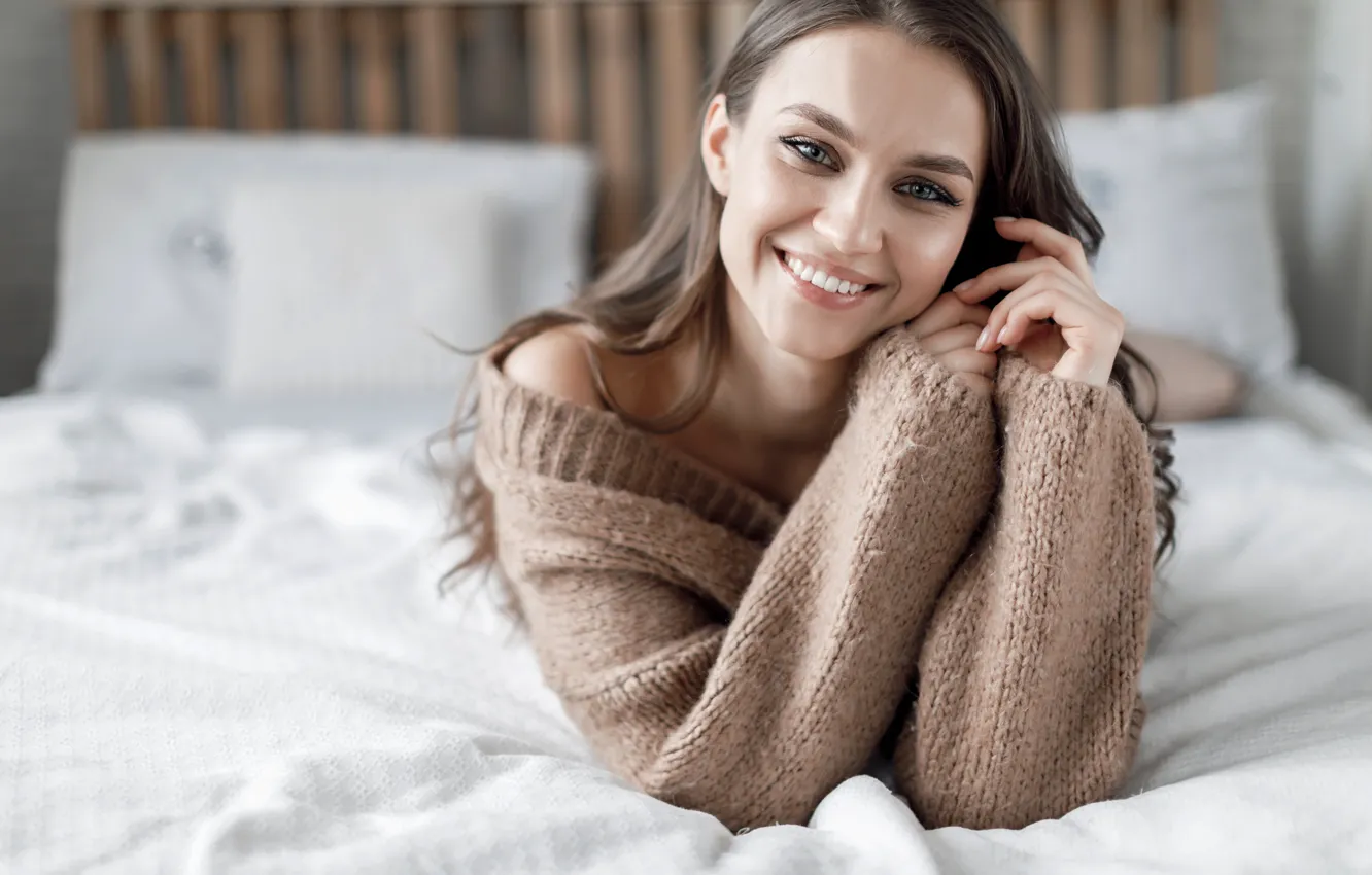 Wallpaper look, girl, face, pose, smile, mood, hands, bed for mobile ...