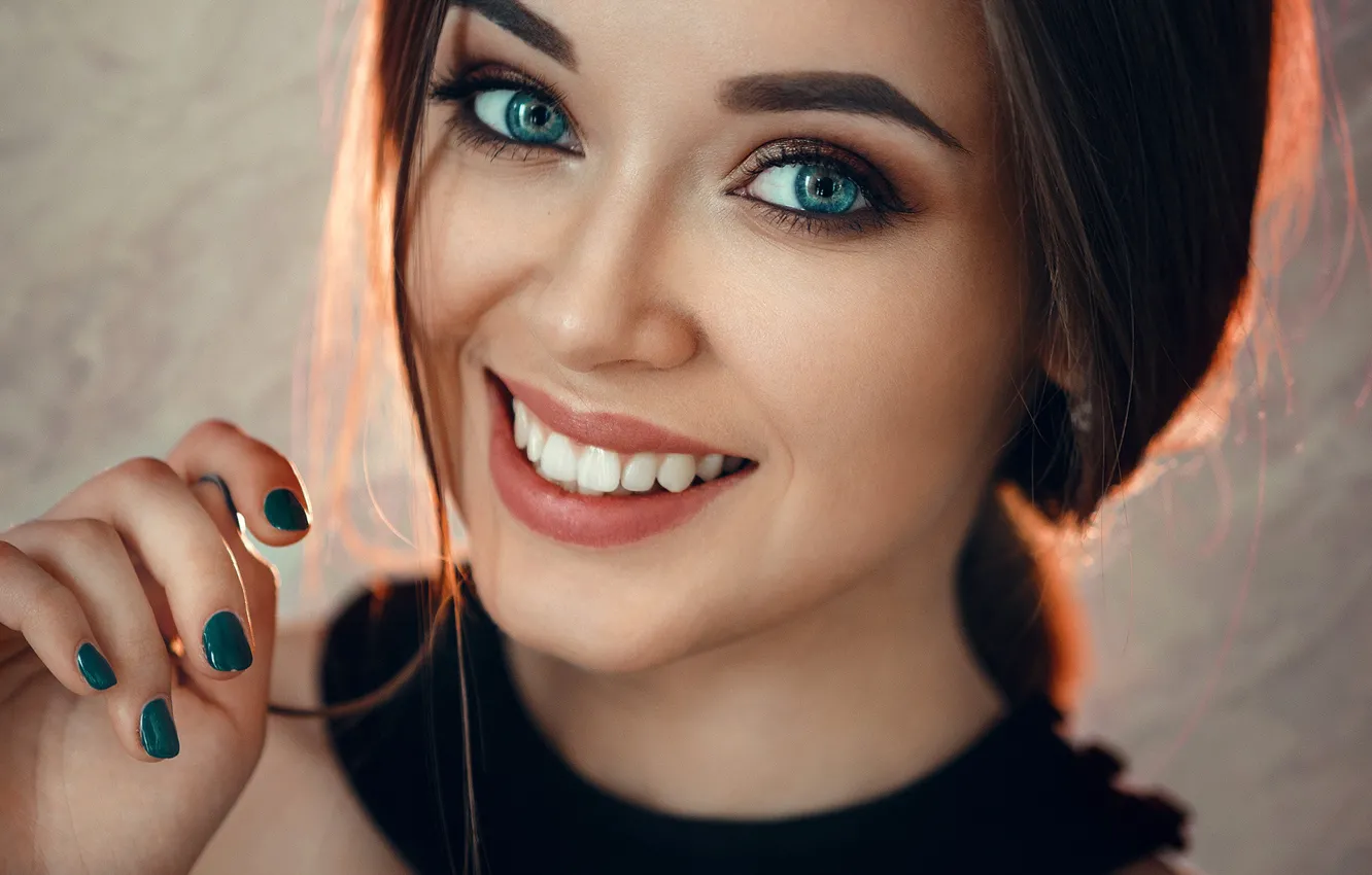 Wallpaper look, close-up, face, smile, model, portrait, hands, makeup ...