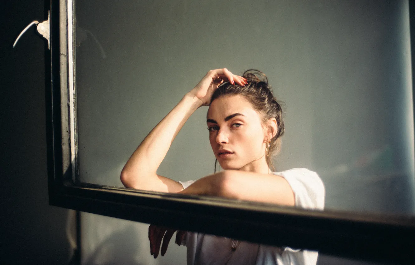 Wallpaper look, model, in white, photoshoot, André Josselin, Charleen ...