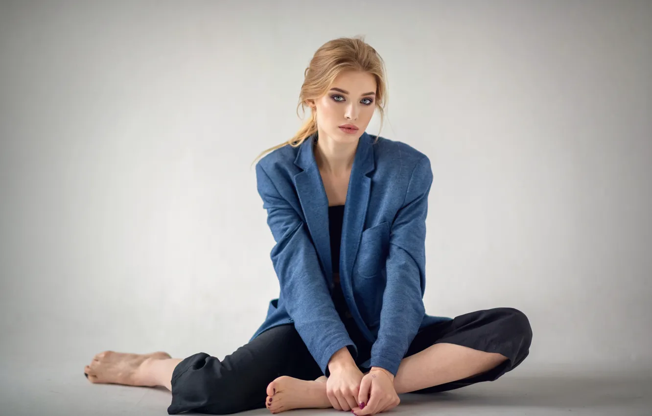 Wallpaper look, pose, background, model, portrait, makeup, hairstyle ...