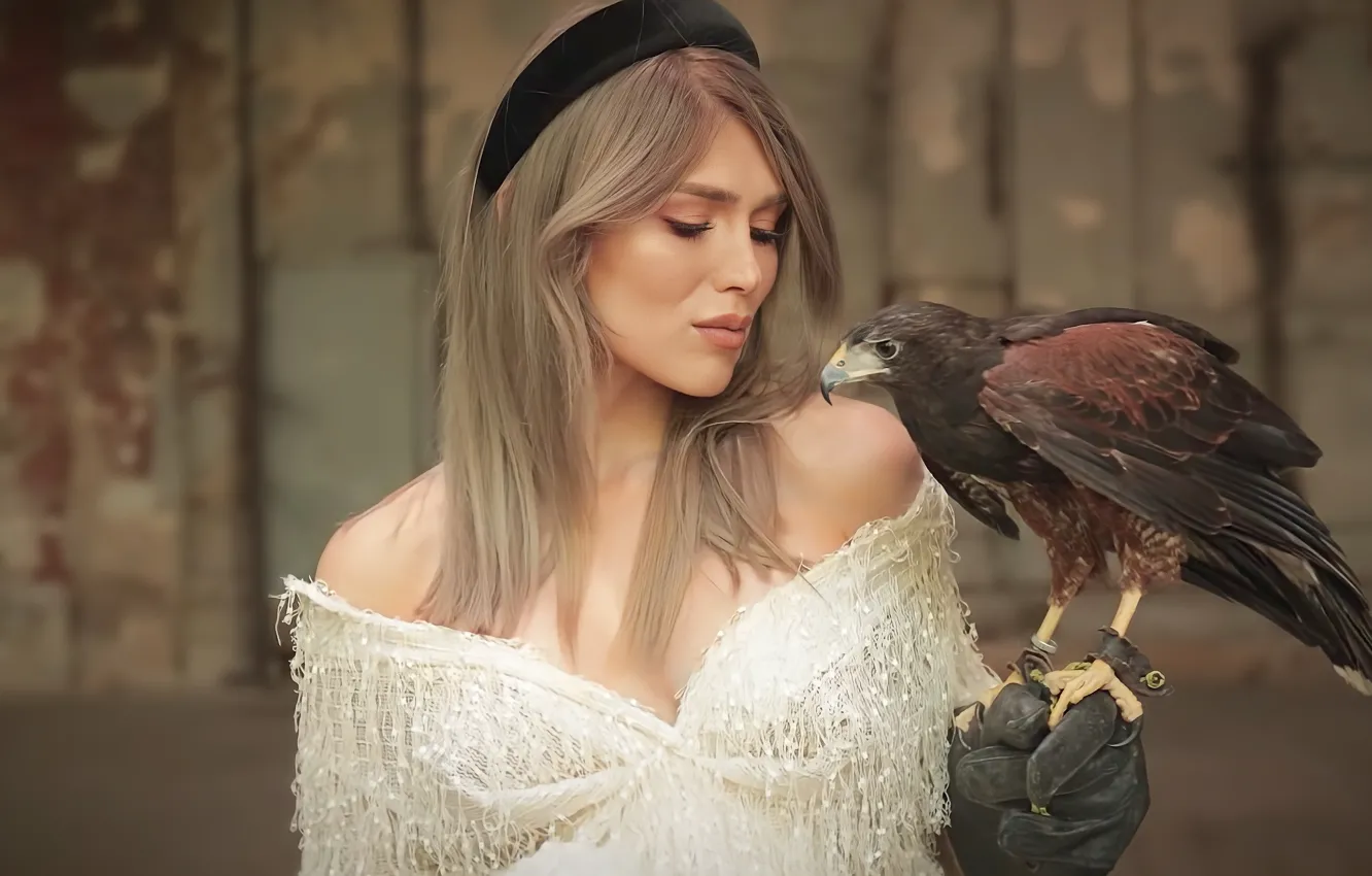 Wallpaper girl, Eagle, bird, model, pretty, singer, blonde, pose for ...