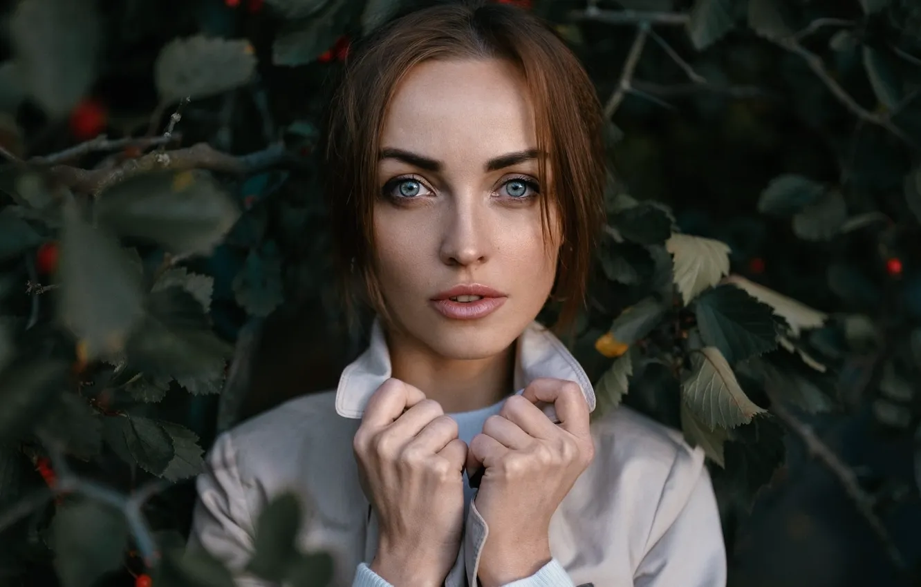 Wallpaper Look Girl Nature Face Pose Foliage Portrait Hands