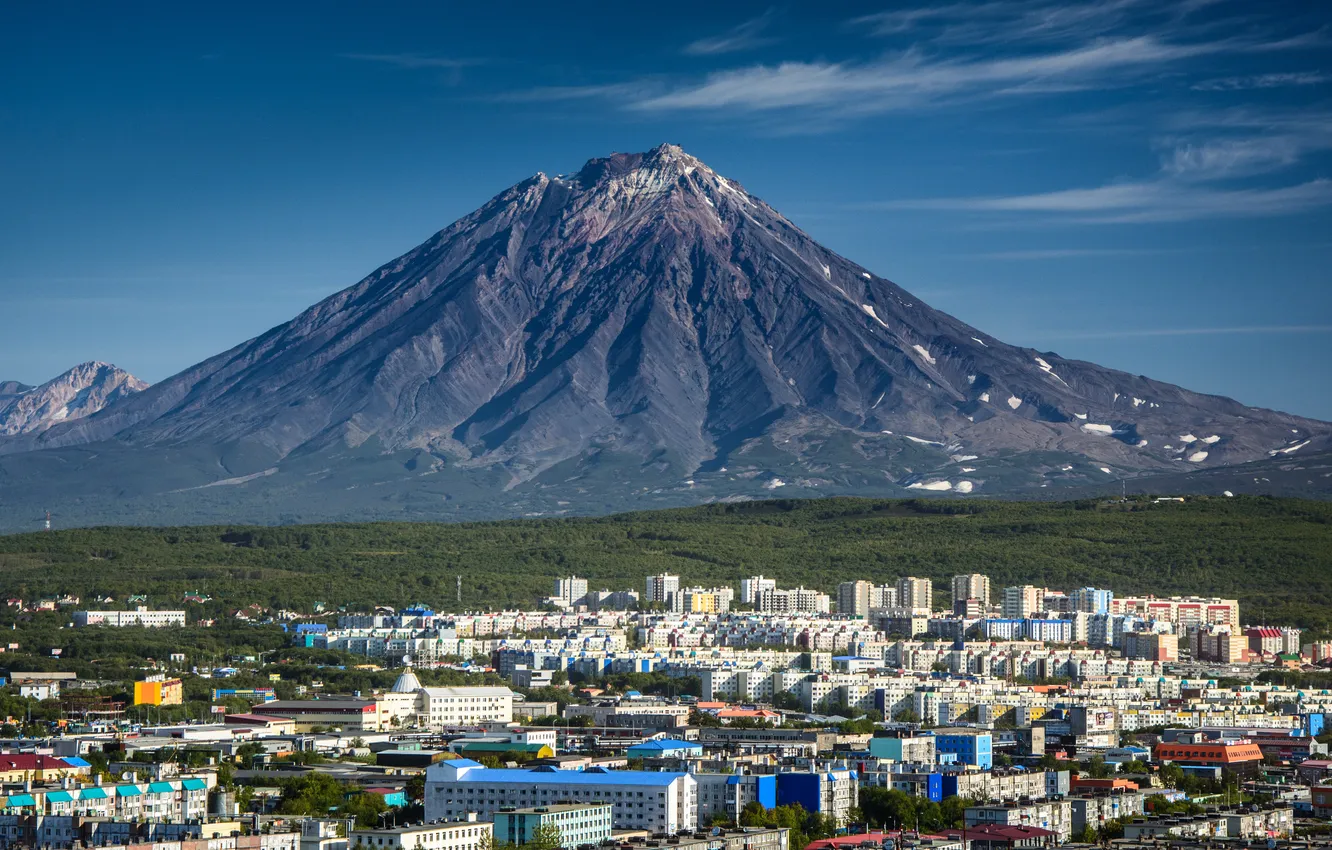 Wallpaper building, the volcano, Petropavlovsk-Kamchatsky, Kamchatka ...