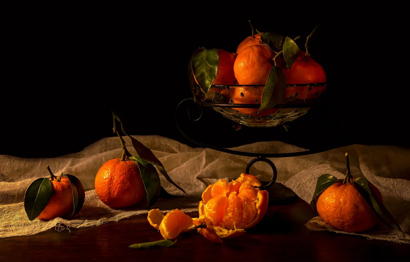 Wallpaper table, black background, stand, slices, peel, tangerines ...