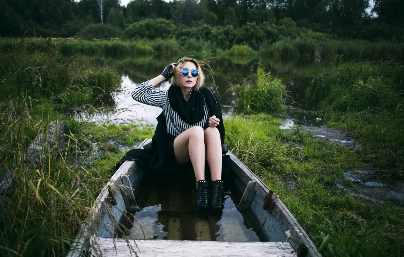 Wallpaper girl, river, model, boat, shoes, scarf, glasses, hairstyle ...