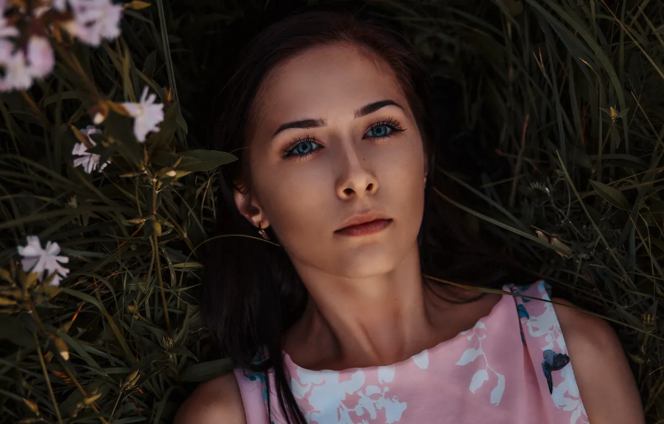 Wallpaper Grass Look Girl Face Green Sweetheart Portrait