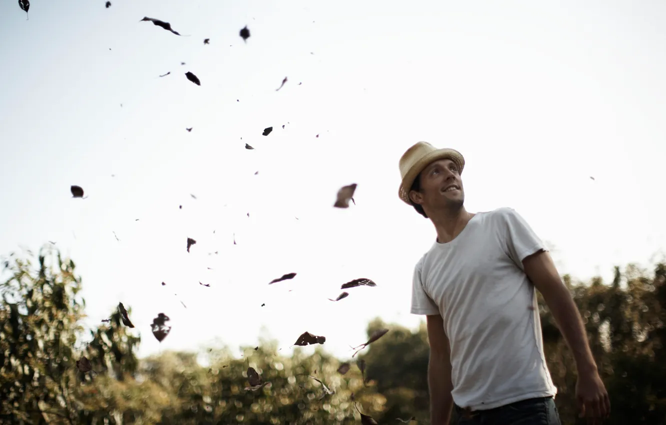 Wallpaper guy, falling leaves, singer, look to the sky, jason mraz ...