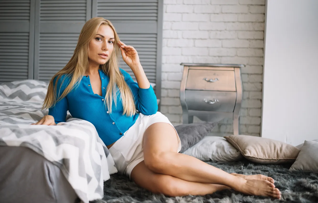 Wallpaper girl, shorts, legs, barefoot, blonde for mobile and desktop, section девушки ...